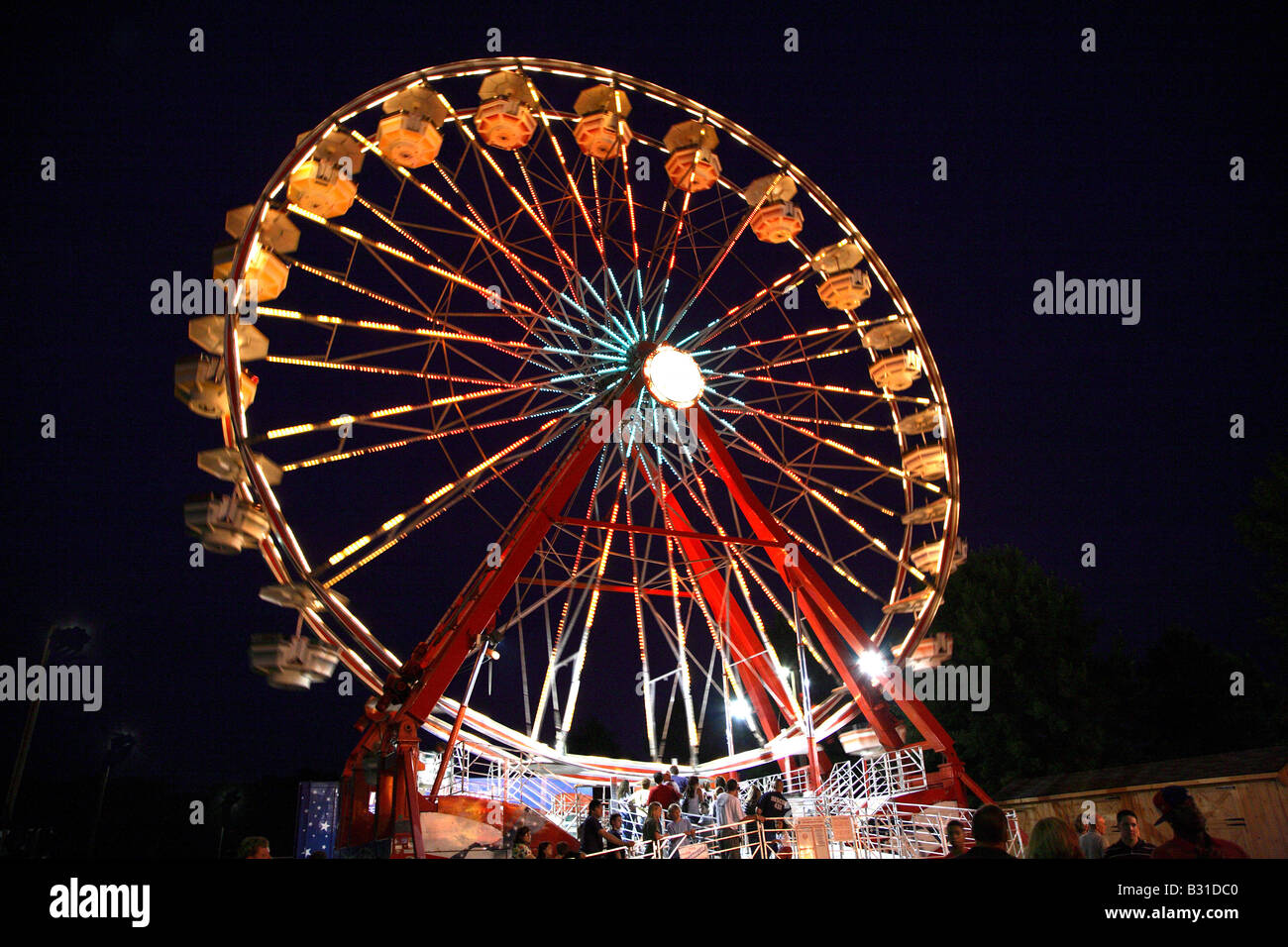 Das große Rad / Riesenrad aus Vorder- und leicht zur Seite links ...