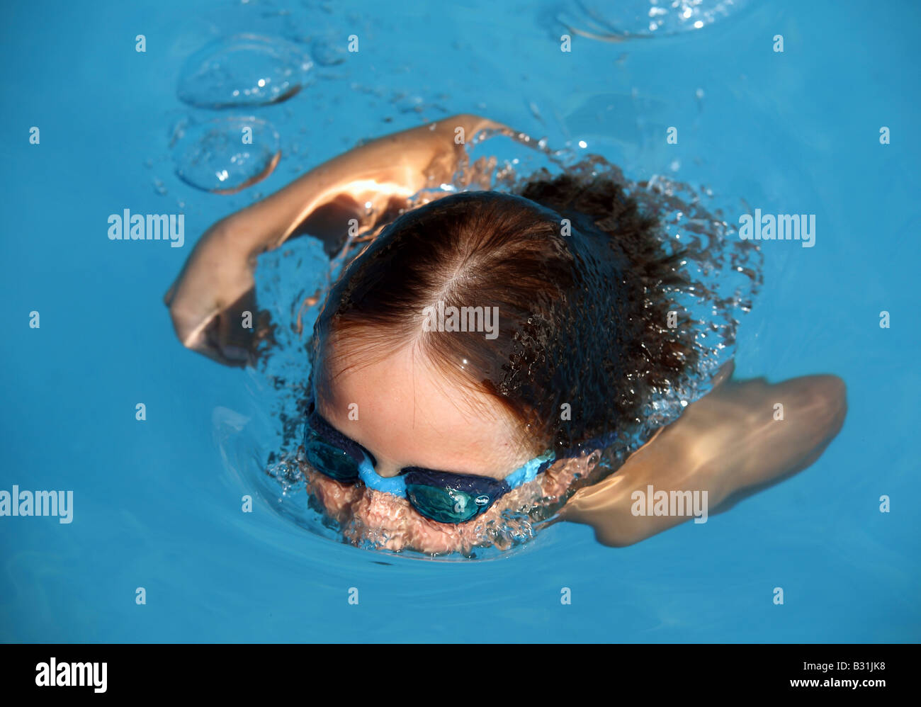 Mädchen kind baden wasser 10 -Fotos und -Bildmaterial in hoher ...