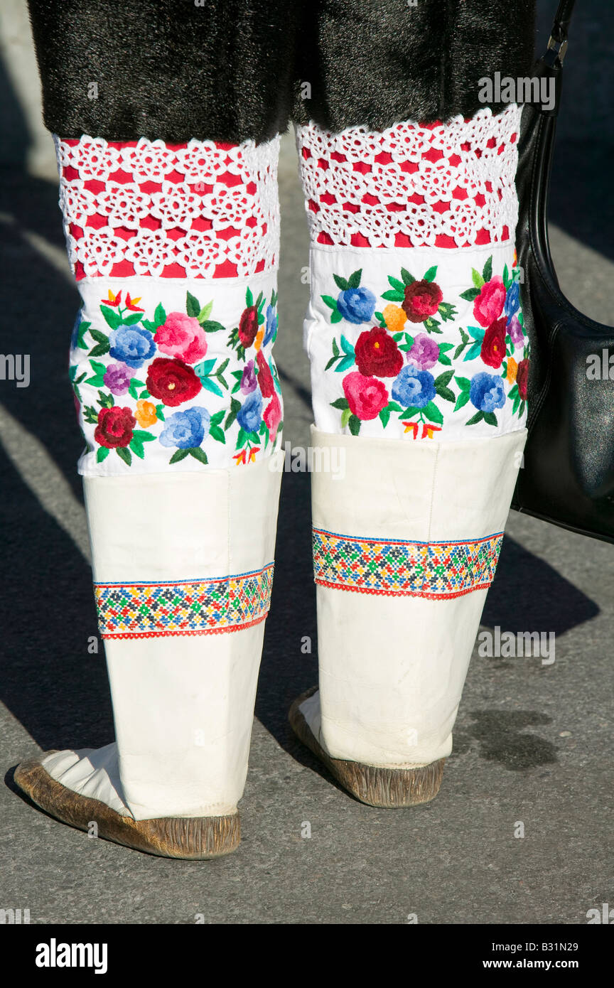 Inuit-Frauen tragen traditionelle grönländische Tracht oder ...