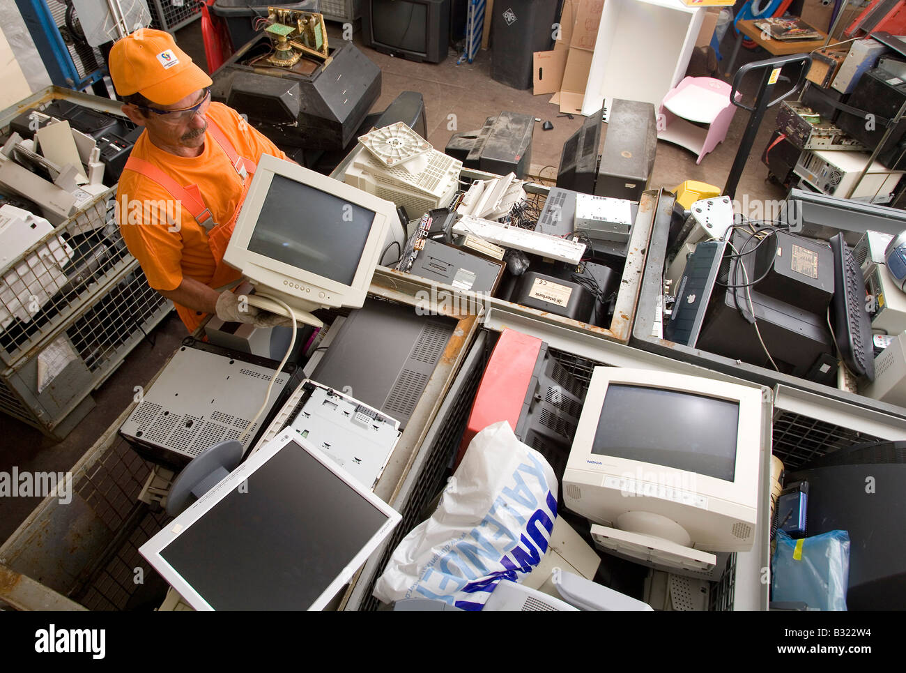 Old computer scrap on recycling -Fotos und -Bildmaterial in hoher ...