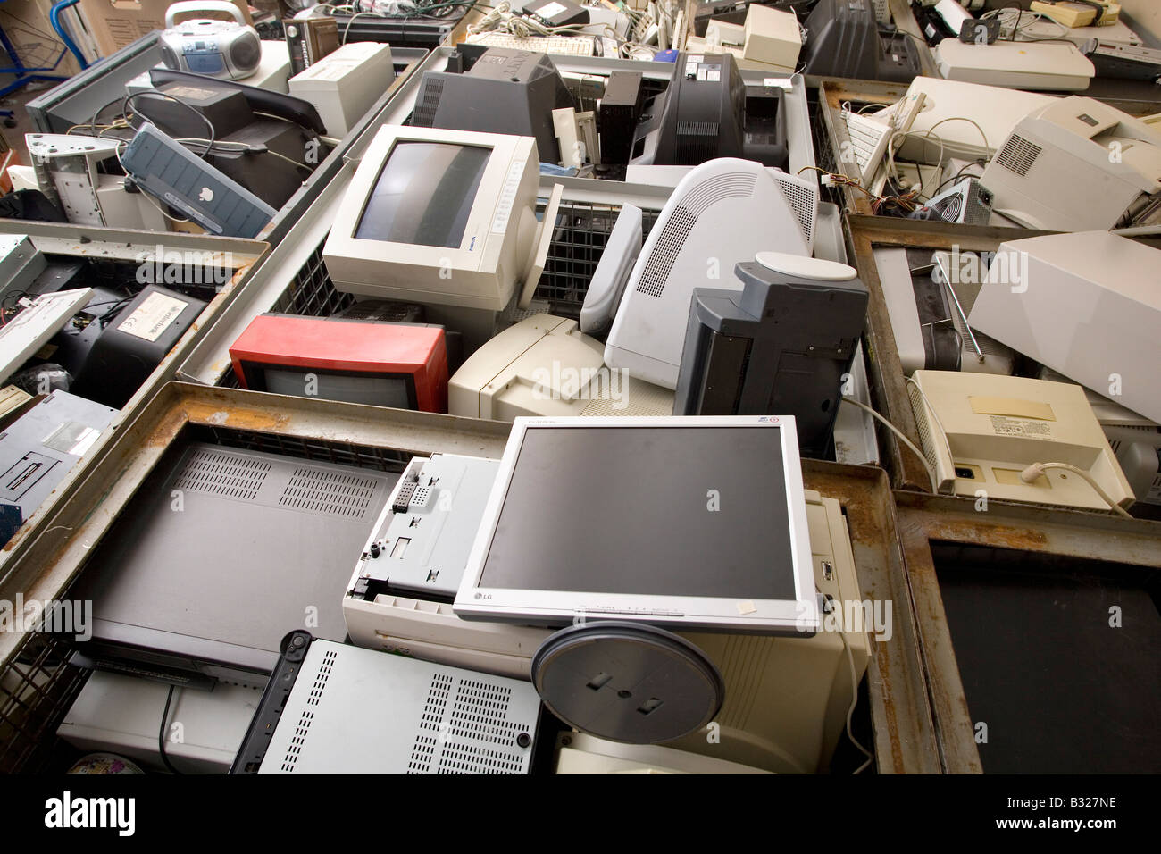 Old computer scrap on recycling -Fotos und -Bildmaterial in hoher ...