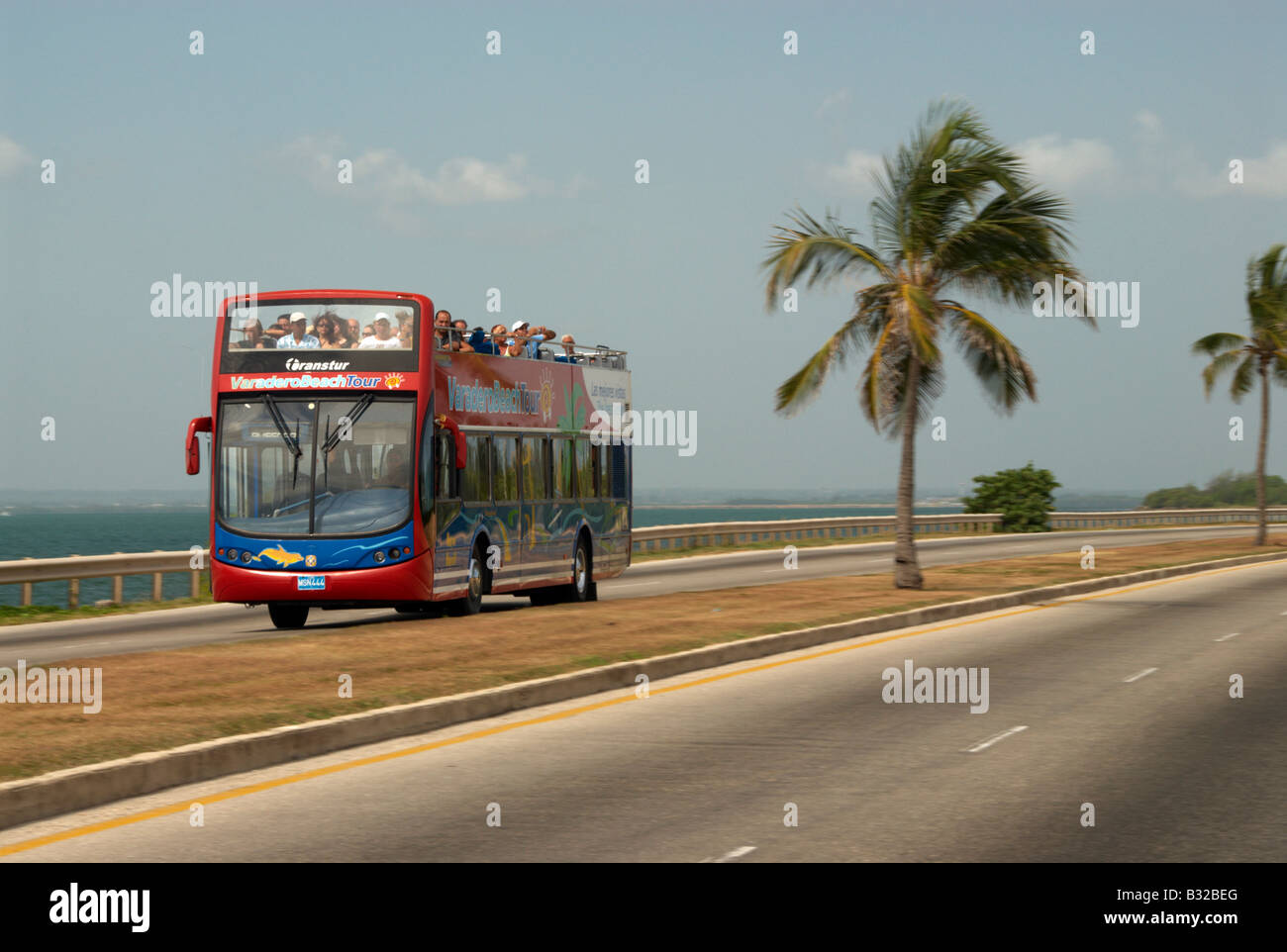 Varadero beach tour bus -Fotos und -Bildmaterial in hoher Auflösung – Alamy