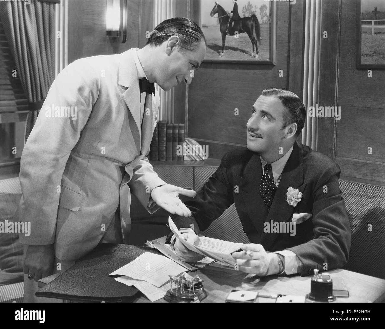 Interaktionen zwischen menschen -Fotos und -Bildmaterial in hoher ...