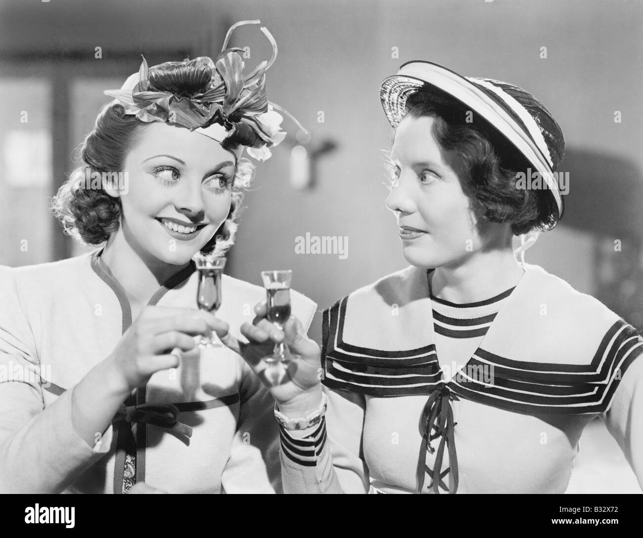 Zwei Frauen, die einen Schnaps trinken Stockfotografie - Alamy