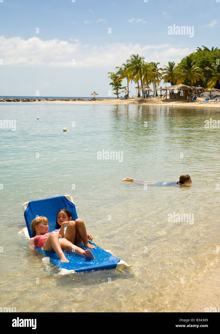 Bunte kinder am strand -Fotos und -Bildmaterial in hoher Auflösung – Alamy