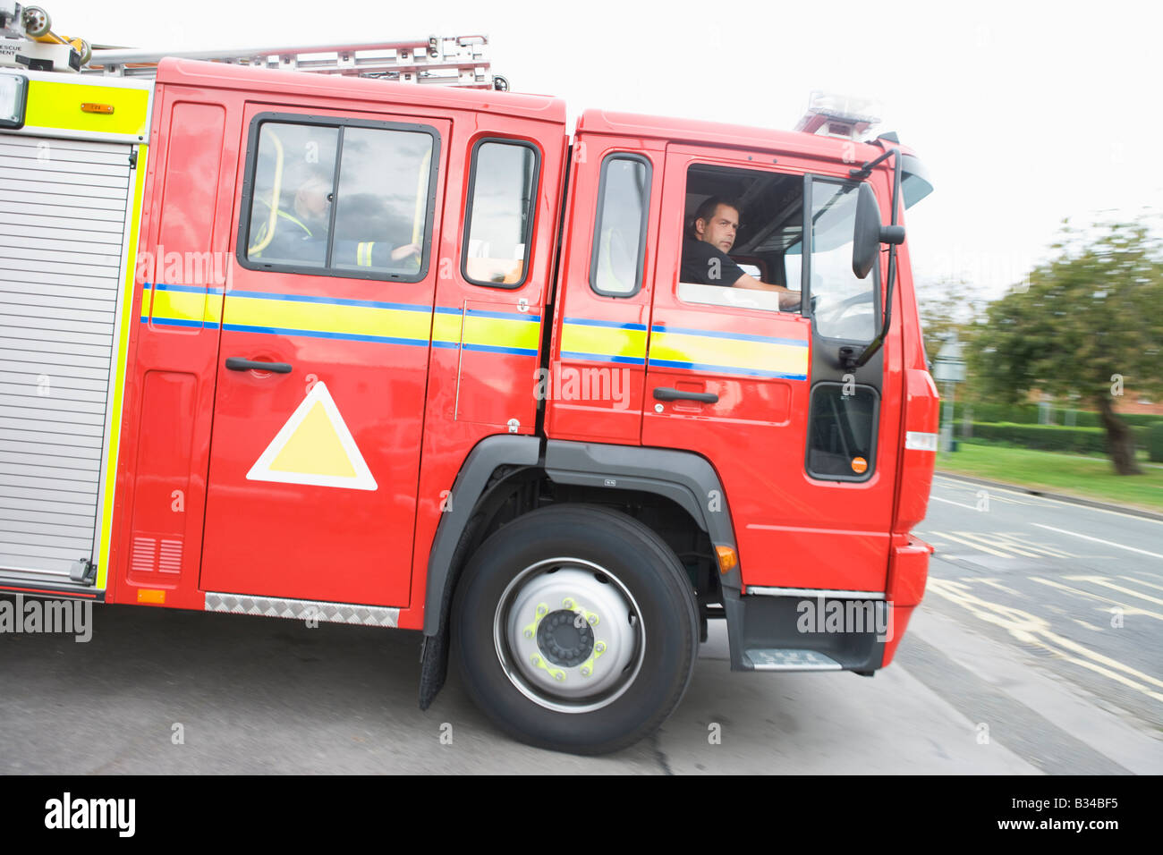 Fire engine leaving fire station -Fotos und -Bildmaterial in hoher ...