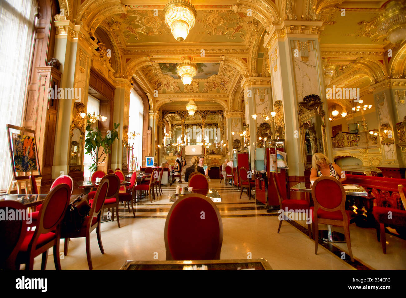 Café in budapest -Fotos und -Bildmaterial in hoher Auflösung – Alamy