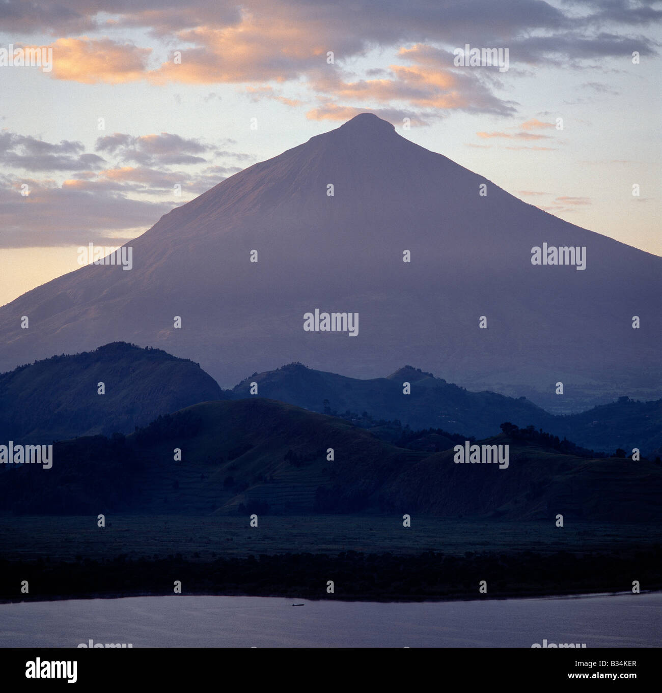 Virunga vulkane -Fotos und -Bildmaterial in hoher Auflösung – Alamy