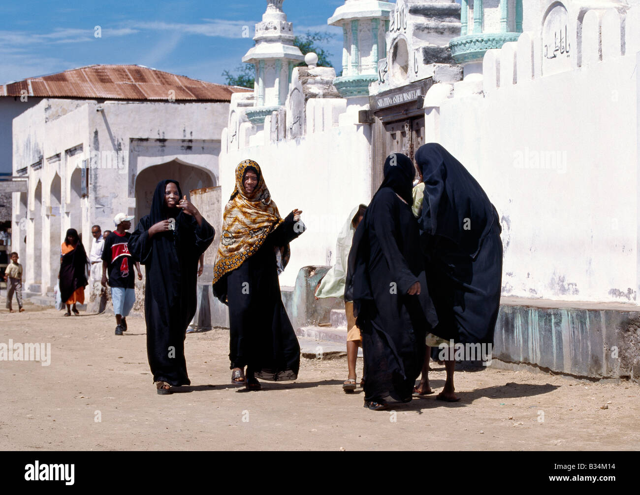 Kenia, Küstenprovinz, Lamu Insel. Eine Gruppe von Swahili Frauen ...