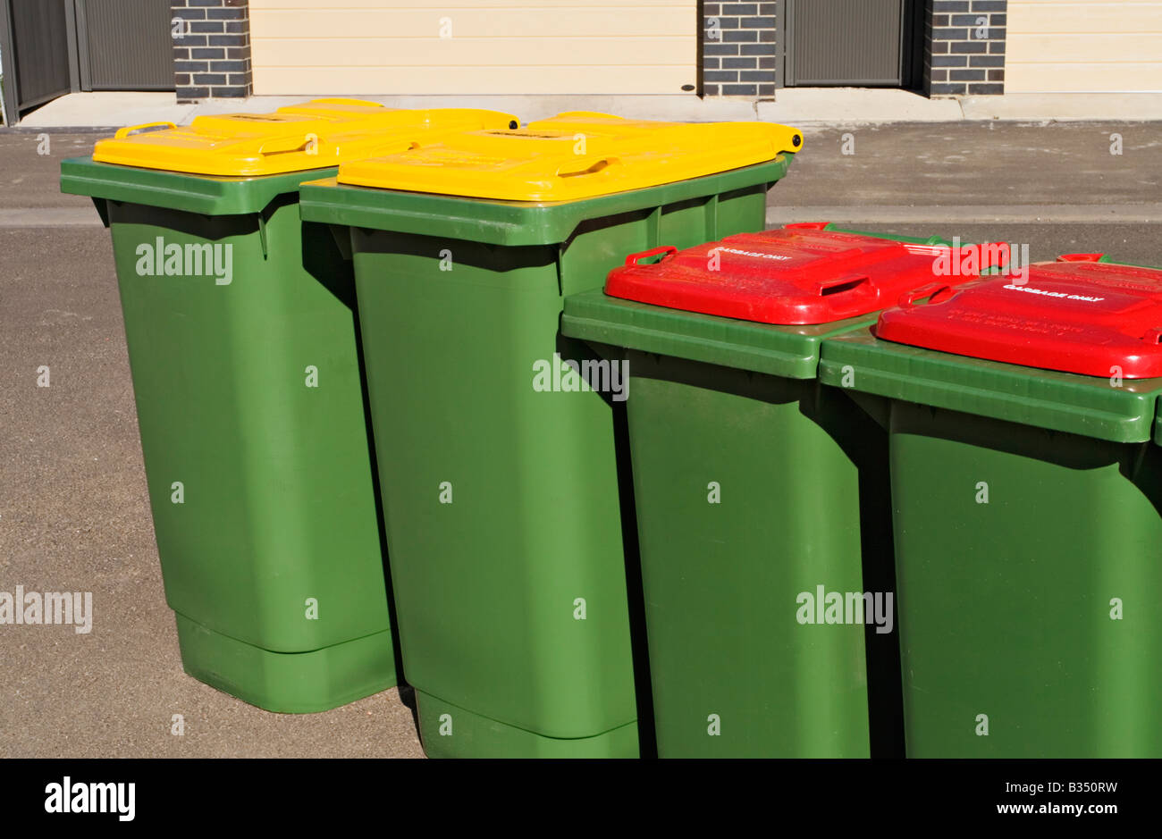 Abfallwirtschaft / Recycling von zwei Ablagen und zwei Mülltonnen ...