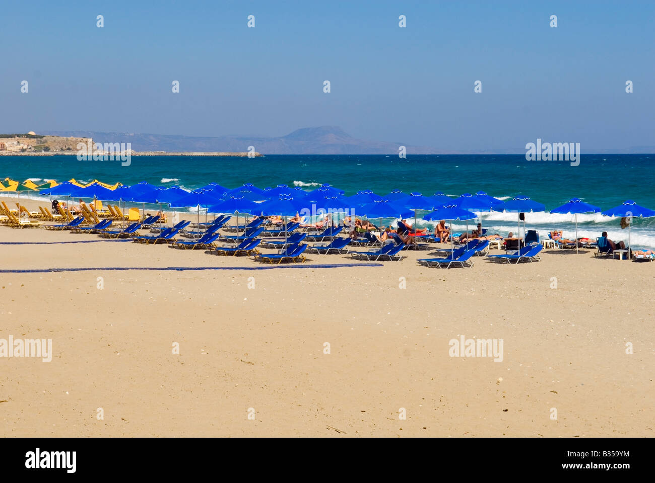 Landschaft mit sonnenschirmen am strand -Fotos und -Bildmaterial in ...