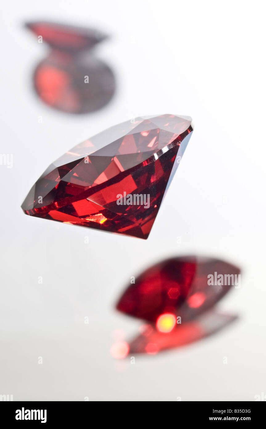Facettierter granat -Fotos und -Bildmaterial in hoher Auflösung – Alamy