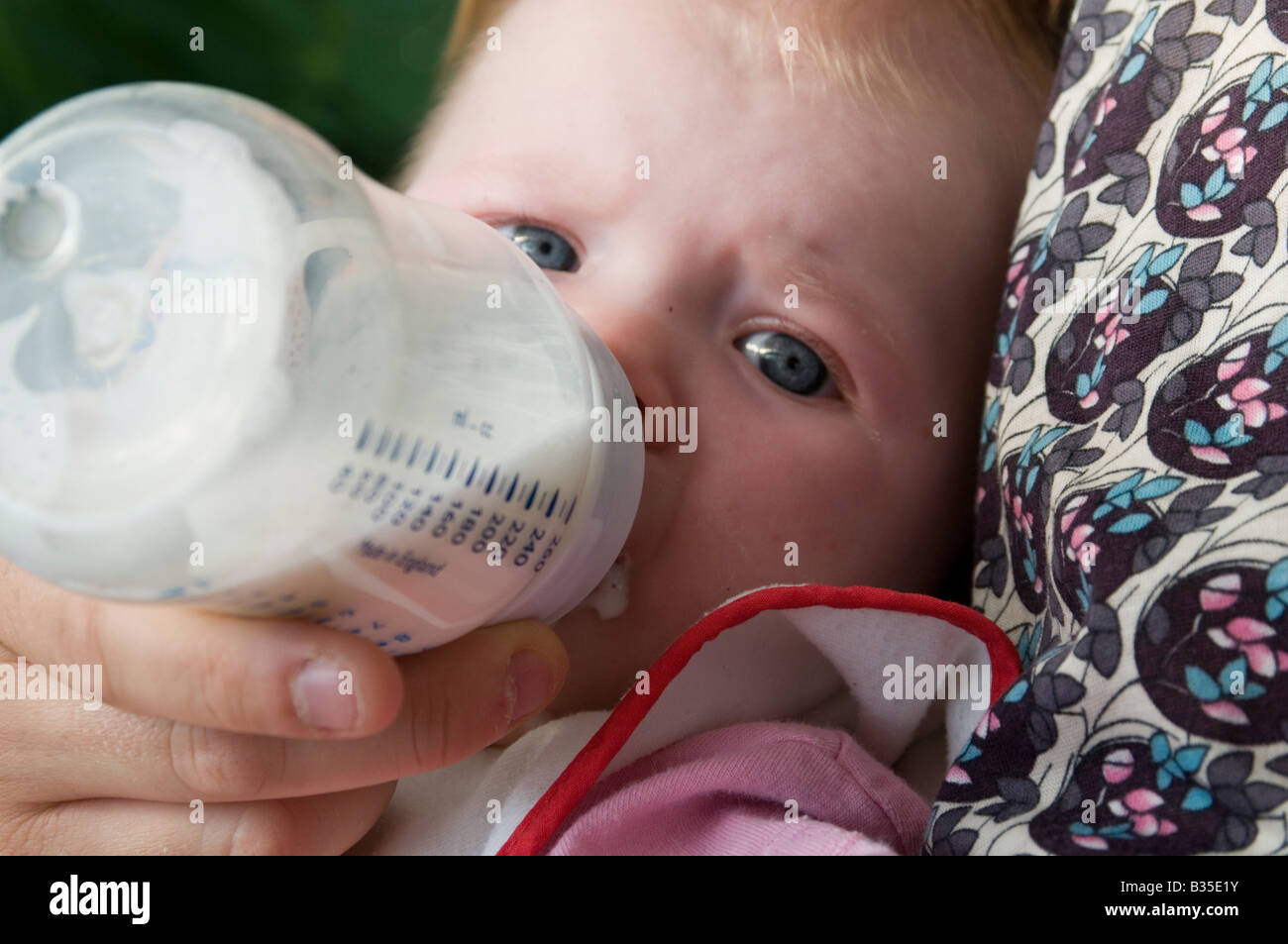 Babyflasche mit milch -Fotos und -Bildmaterial in hoher Auflösung – Alamy