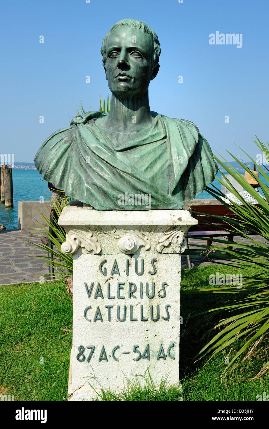Statue des Catull in der Stadt von Sirmione auf dem Ufer von See Garda ...