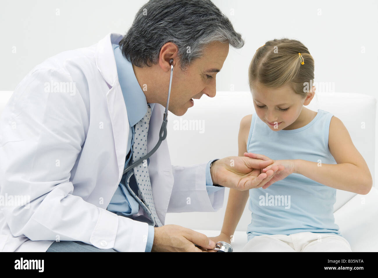 Untersucht Den Patienten Stockfotos und -bilder Kaufen - Alamy