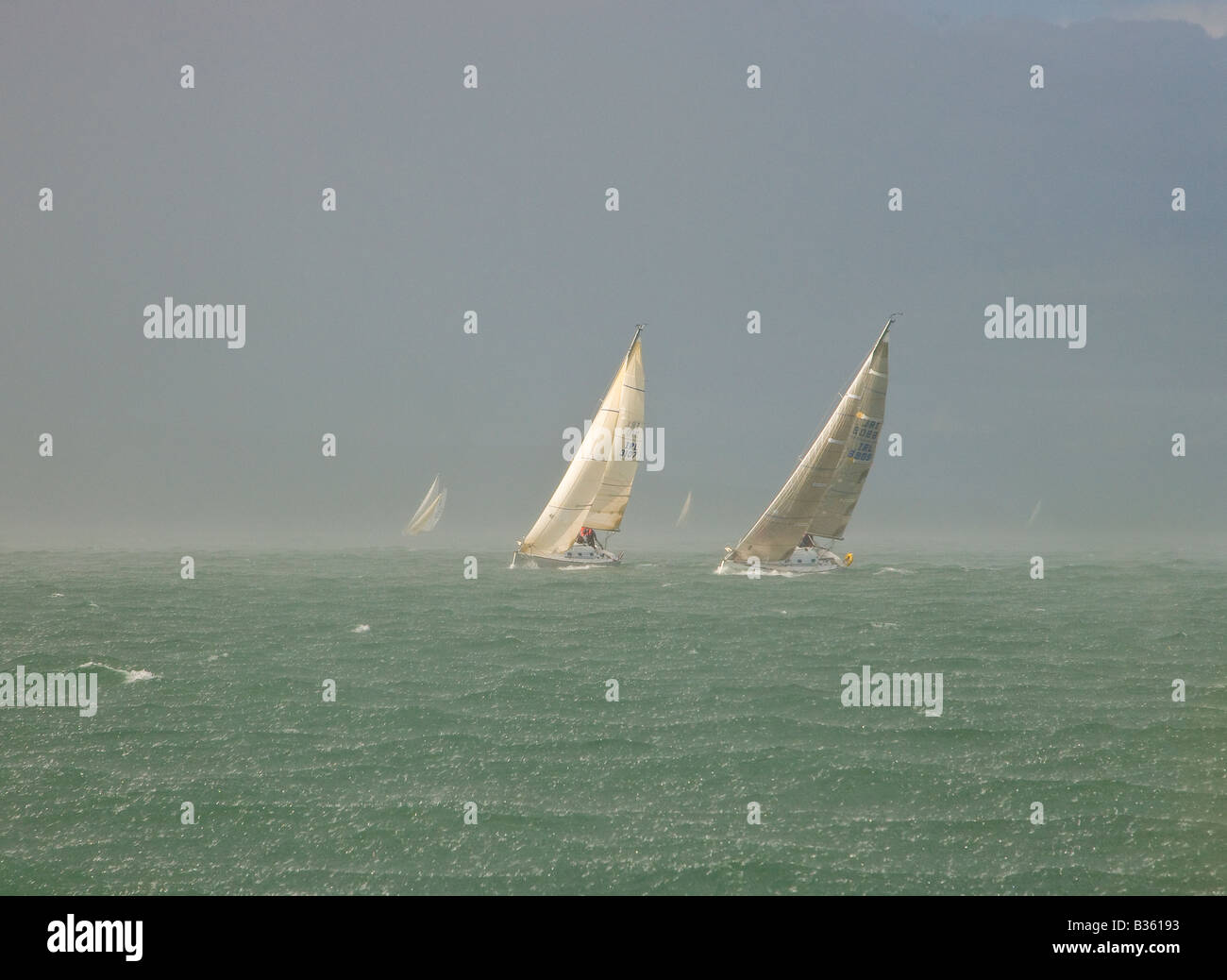 Zwei segelboote rennen -Fotos und -Bildmaterial in hoher Auflösung – Alamy