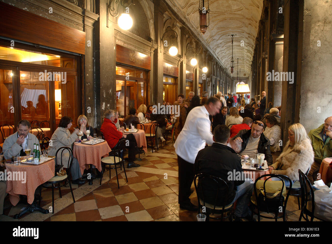 Menschen in der Gran Cafe Quadri in Venedig, Italien Stockfotografie ...