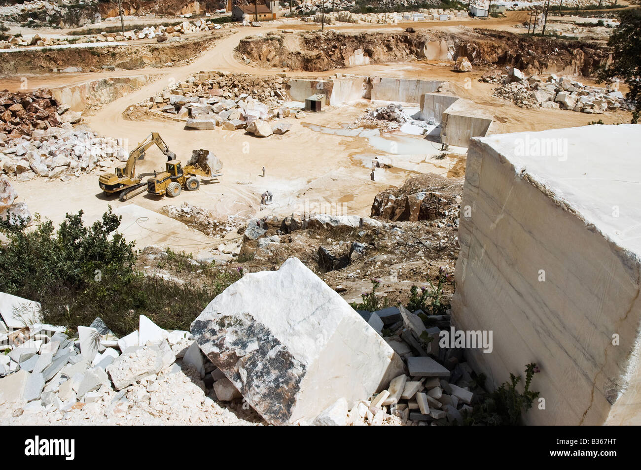Panorama von einem Marmor-Steinbruch bei Arbeiten in Estremoz, Alentejo ...