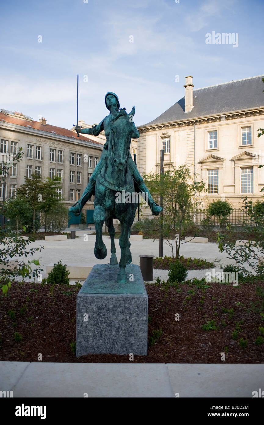 Joan der bogenstatue reims -Fotos und -Bildmaterial in hoher Auflösung – Alamy