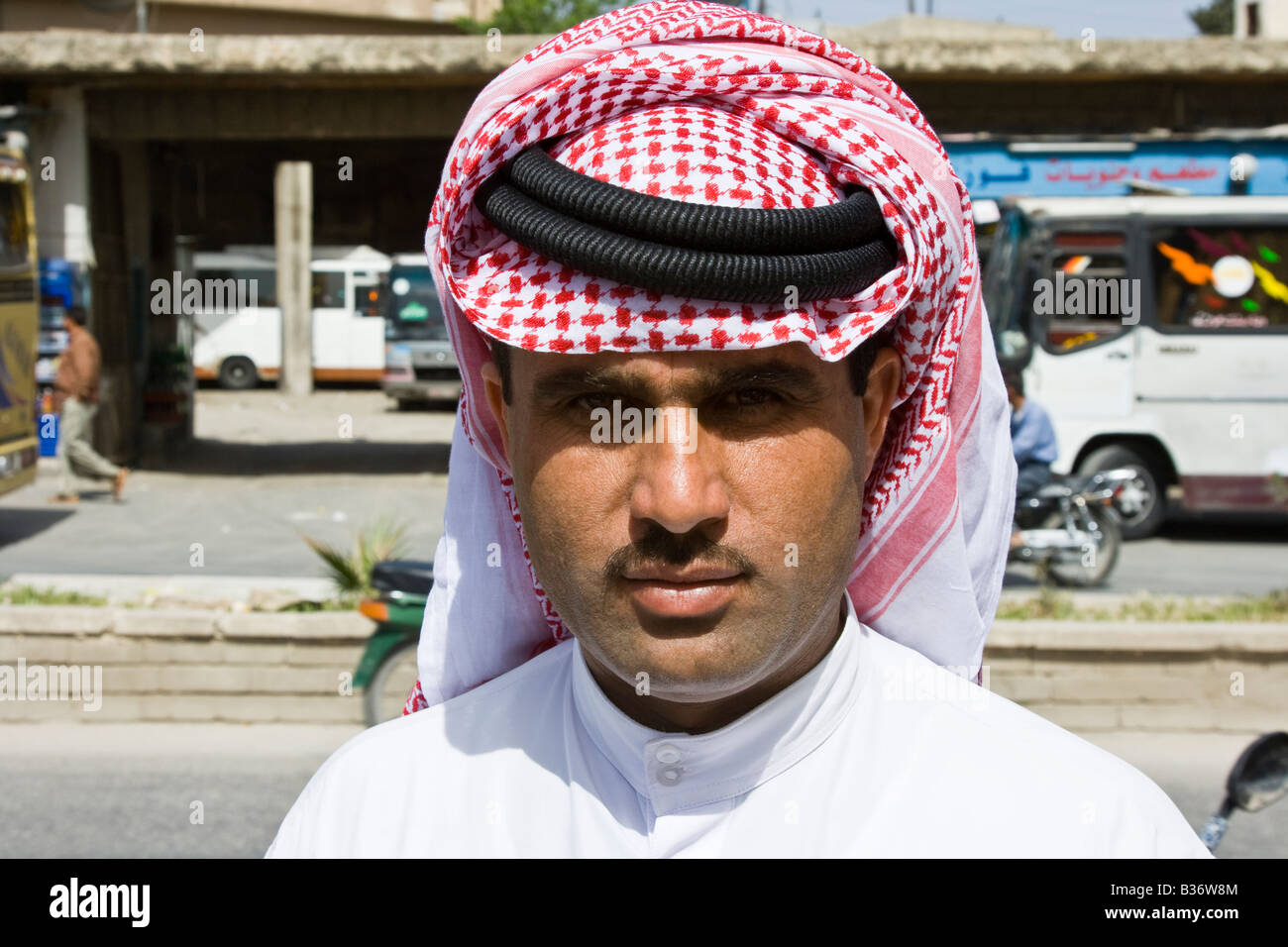 Arab man wearing traditional clothing -Fotos und -Bildmaterial in hoher Auflösung – Alamy