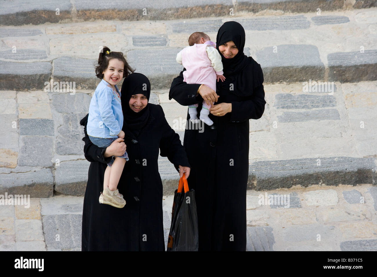 Traditionelle syrische frauen kleidung -Fotos und -Bildmaterial in ...