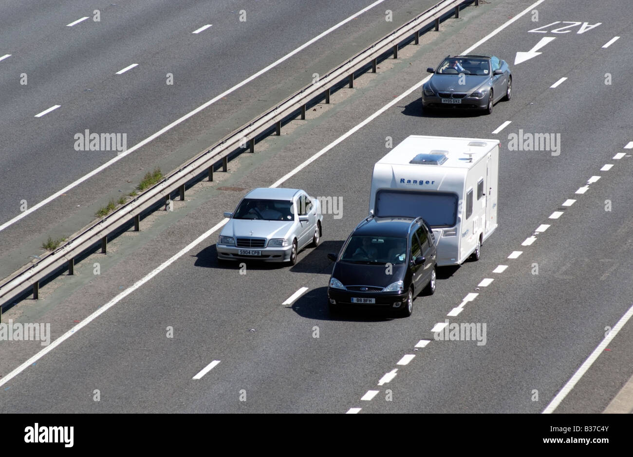 Ford Auto abschleppen, ein Ranger Wohnwagen Verkehr fahren auf einer ...