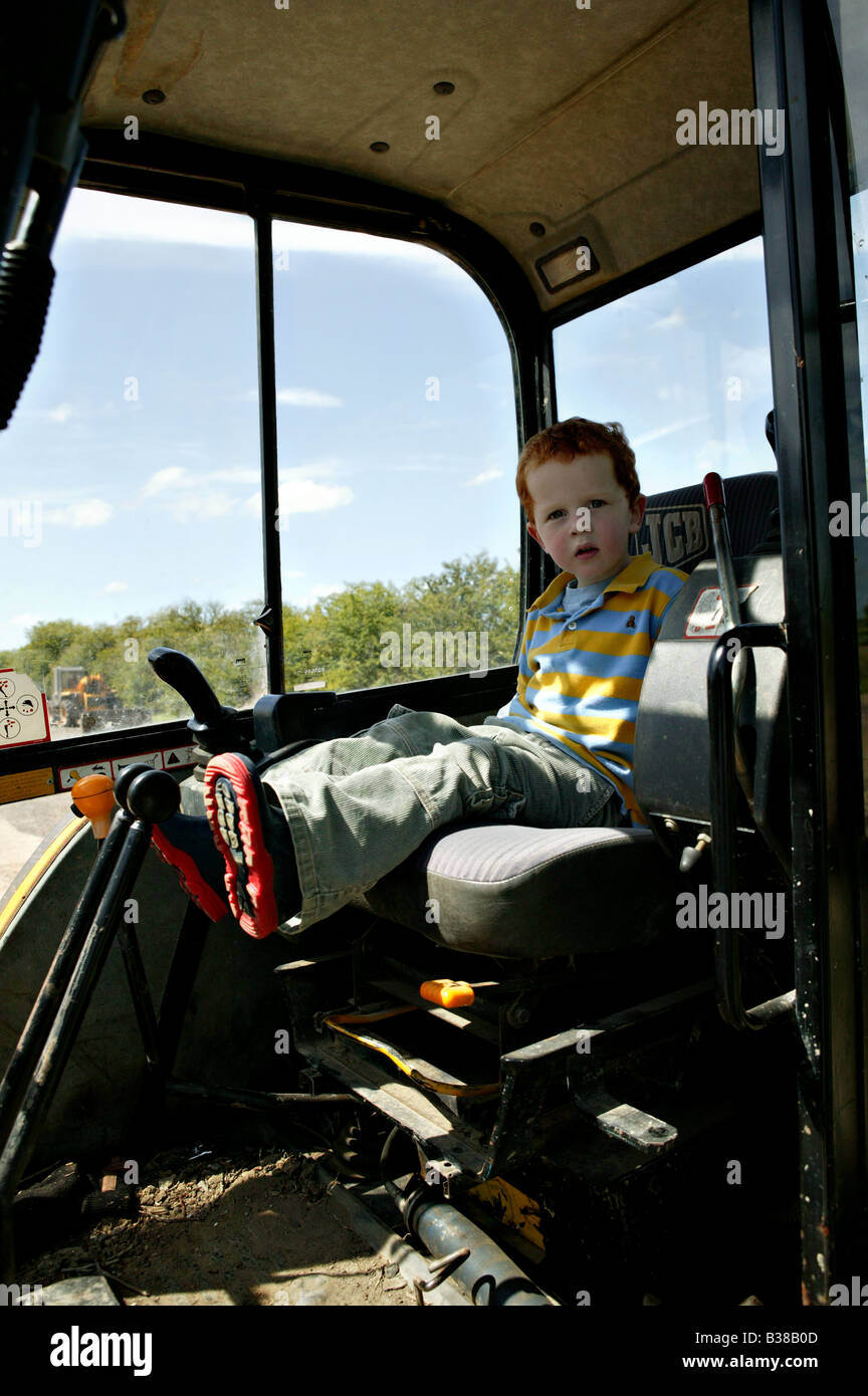 kleinen roten Haaren Ingwer männliches Kind Junge sitzt im Taxi oder ...