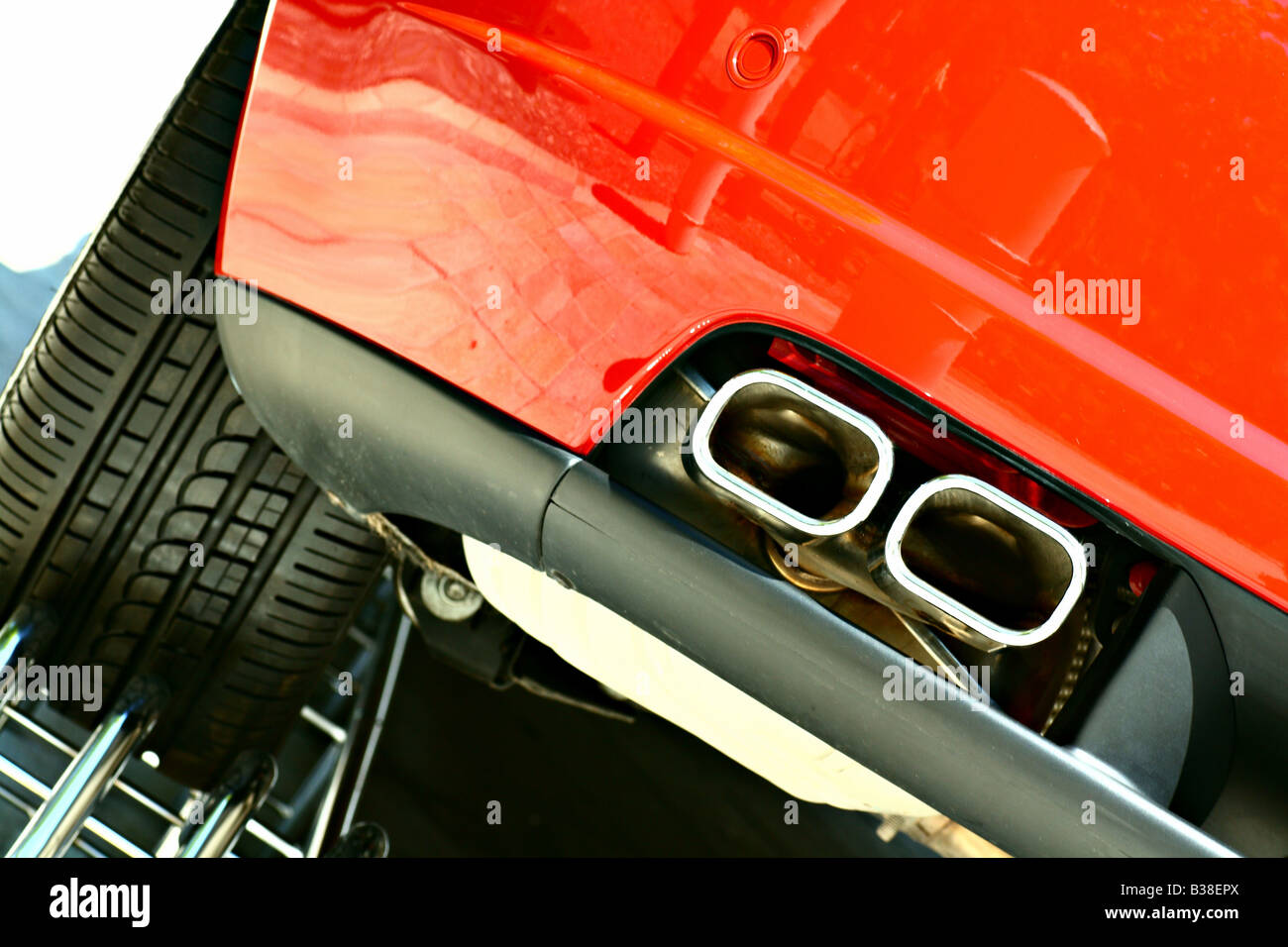 Car exhaust gases -Fotos und -Bildmaterial in hoher Auflösung – Alamy