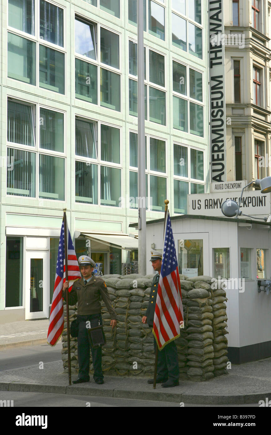 Us soldier checkpoint charlie berlin -Fotos und -Bildmaterial in hoher ...
