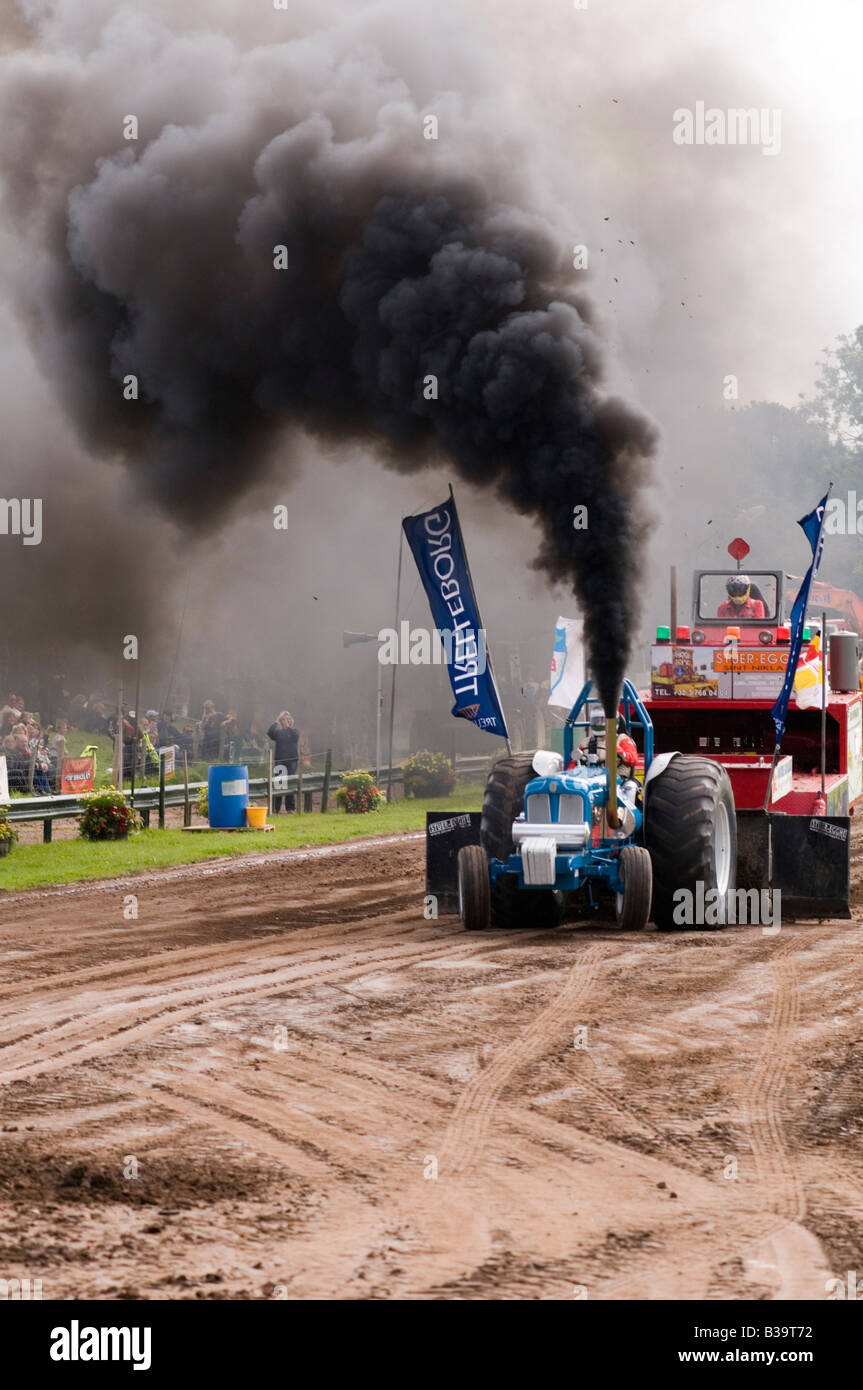 Rauchender traktor -Fotos und -Bildmaterial in hoher Auflösung – Alamy