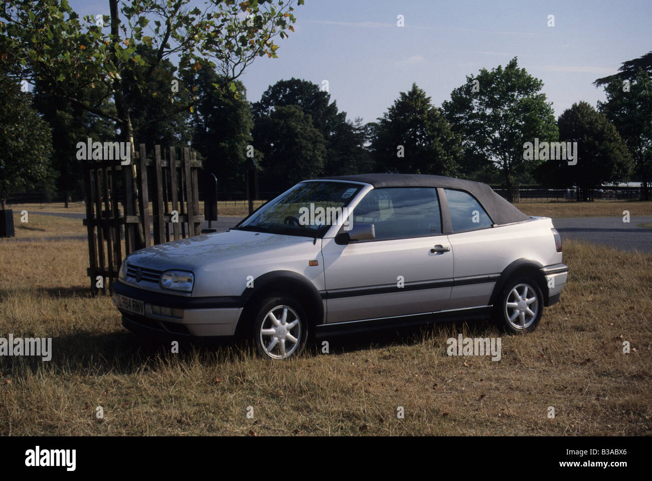 Cabrio volkswagen golf -Fotos und -Bildmaterial in hoher Auflösung – Alamy