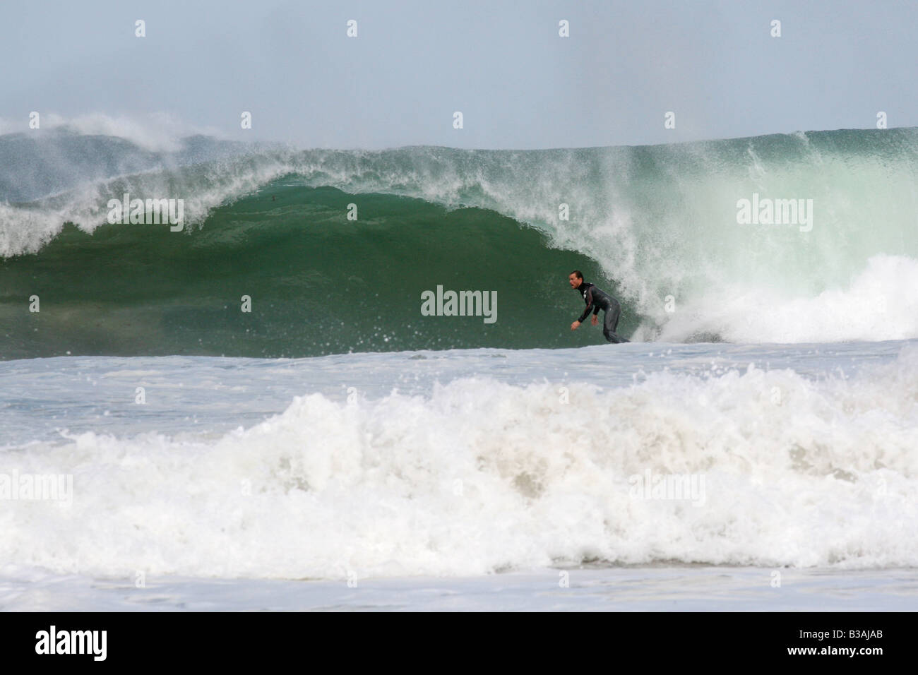 Big wave surf -Fotos und -Bildmaterial in hoher Auflösung – Alamy