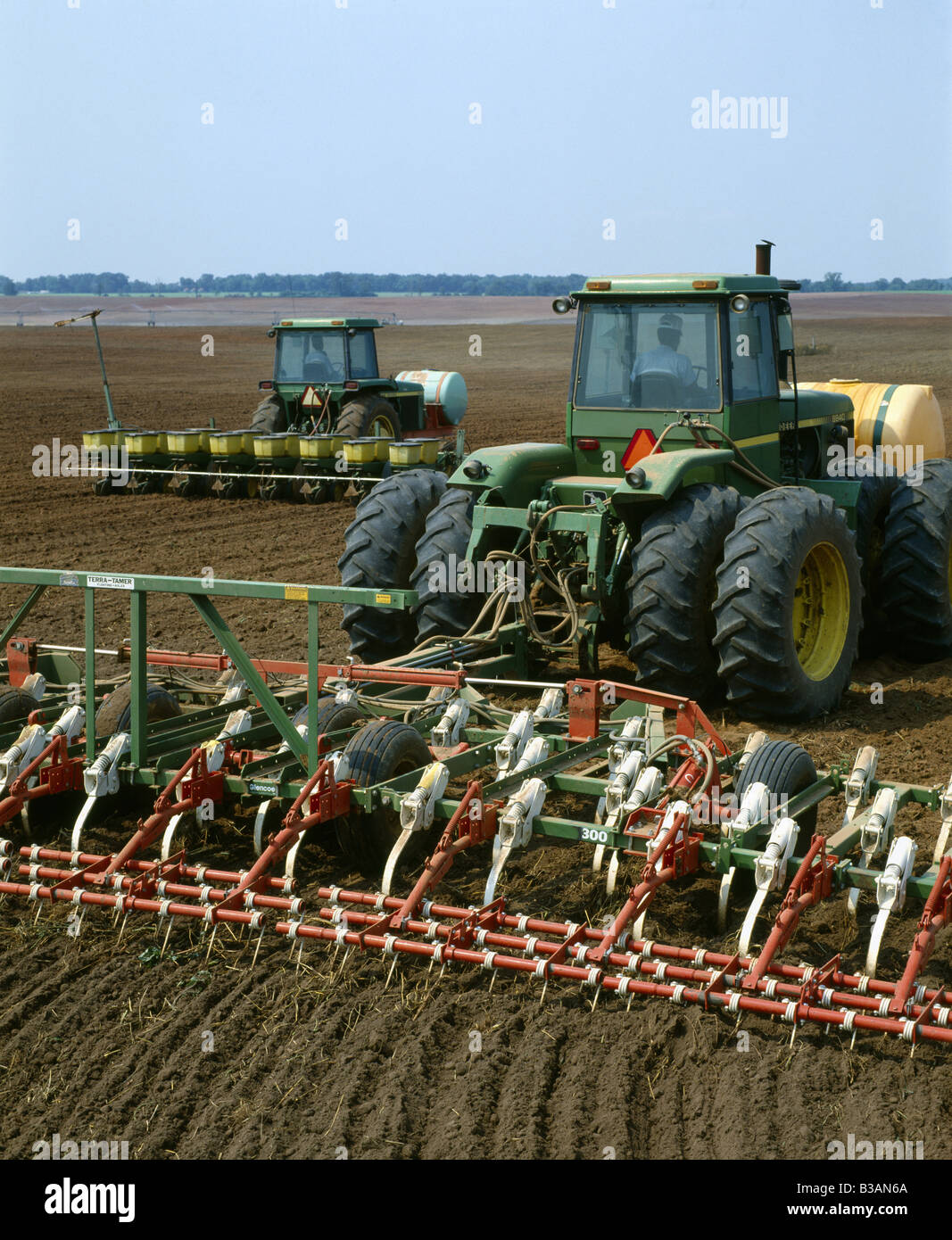 EINBEZIEHUNG PREPLANT HERBIZID MIT EINEM TRAKTOR UND PFLANZUNG 30 ...