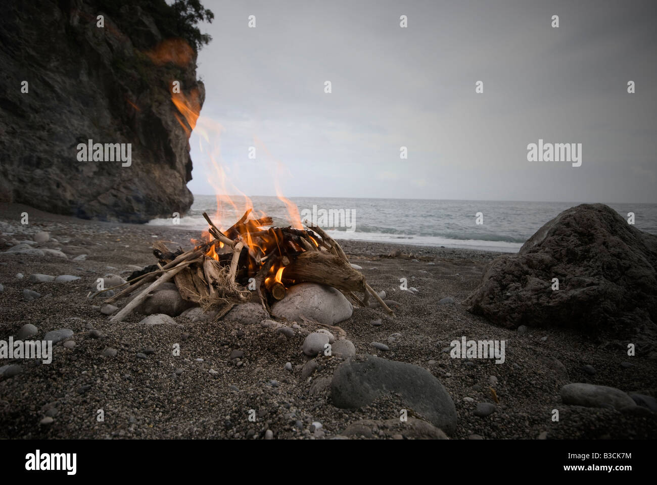 Feuer am strand -Fotos und -Bildmaterial in hoher Auflösung – Alamy