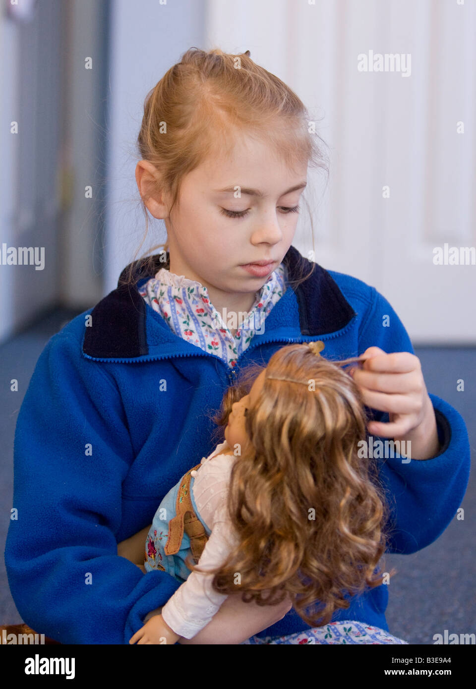 Mit einer puppe spielen -Fotos und -Bildmaterial in hoher Auflösung – Alamy