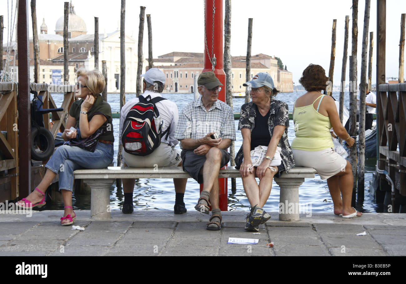 Frauen sitzen auf marmorsitzen -Fotos und -Bildmaterial in hoher ...