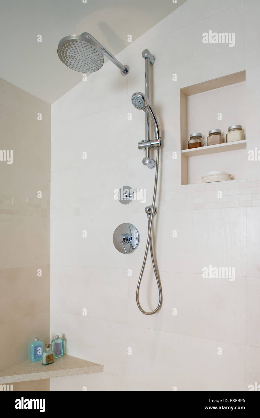 Dusche benutzen -Fotos und -Bildmaterial in hoher Auflösung – Alamy