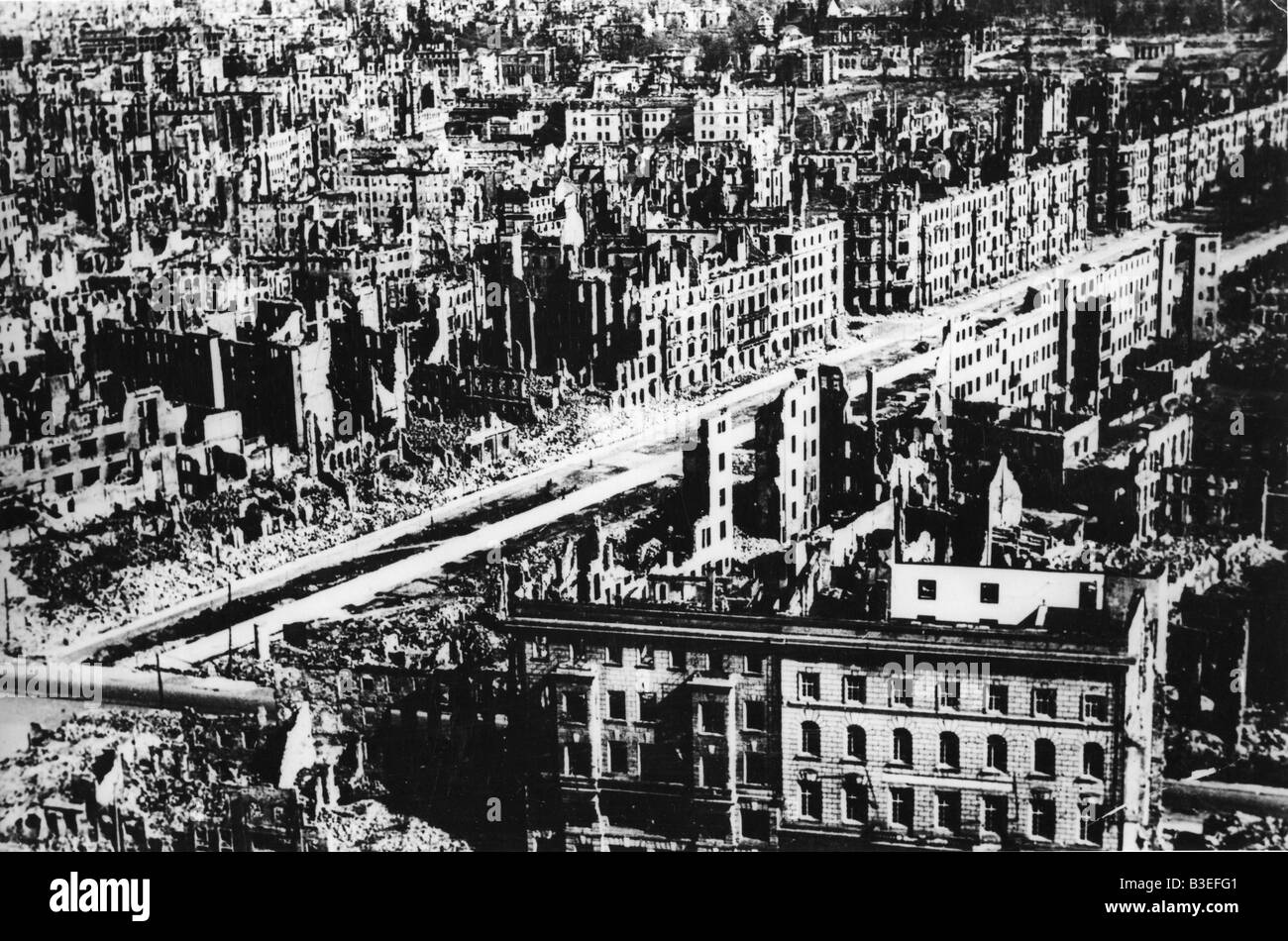 Destruction dresden 1945 -Fotos und -Bildmaterial in hoher Auflösung ...