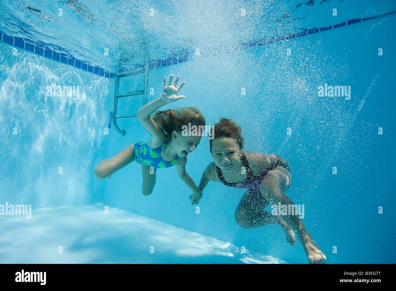 Girl Jumping Into Pool In Summer Stockfotos und -bilder Kaufen - Alamy