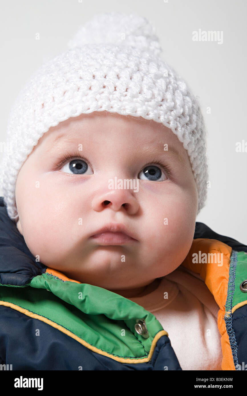 Mädchen trägt einen hut -Fotos und -Bildmaterial in hoher Auflösung – Alamy