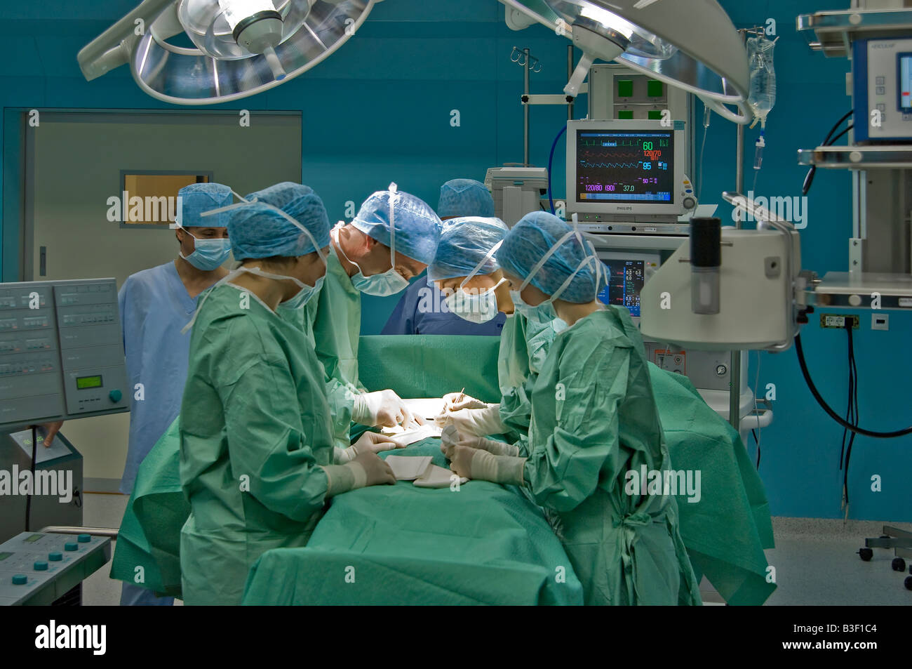 Chirurgen in einem krankenhaus -Fotos und -Bildmaterial in hoher ...