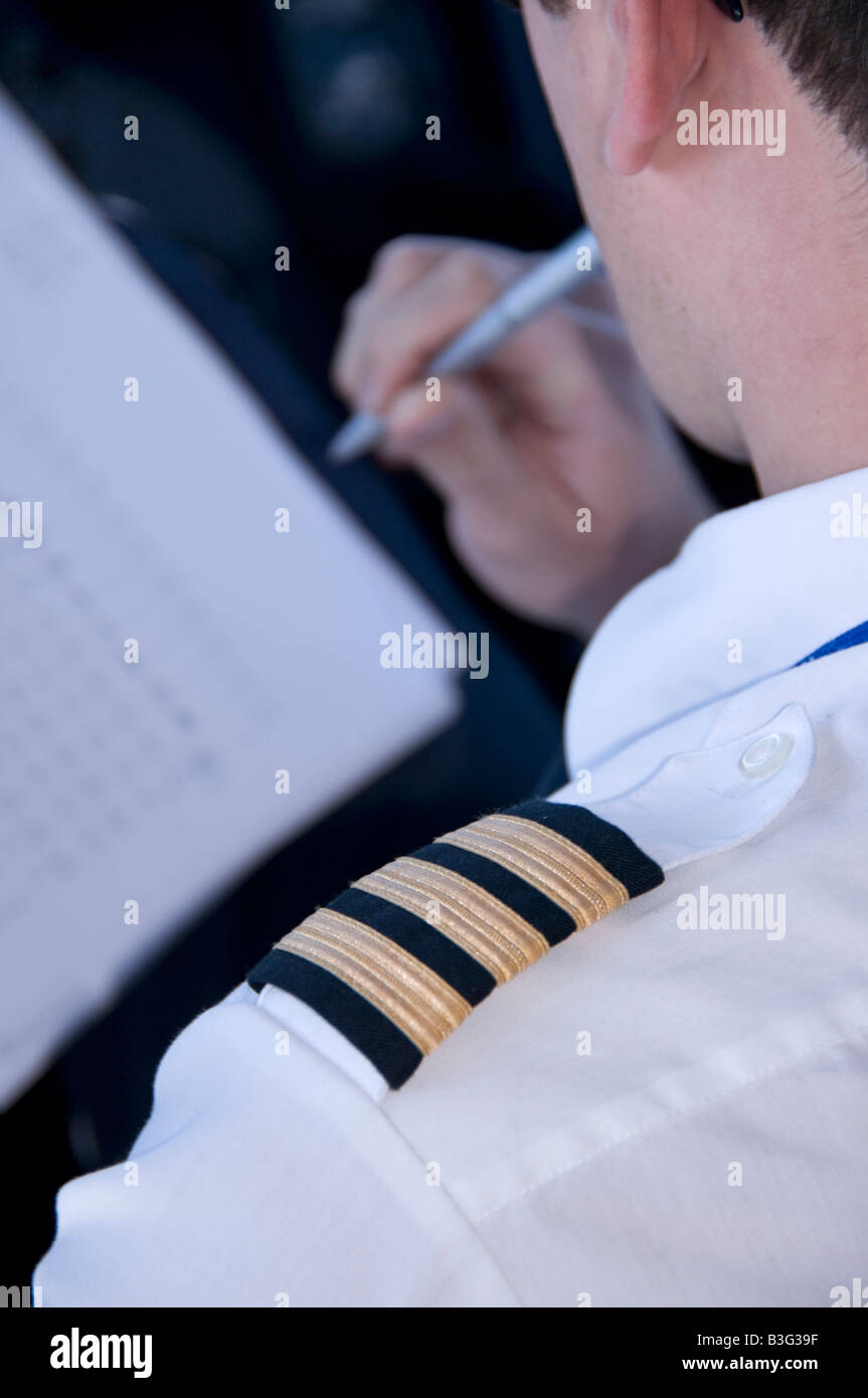 Pilot first officer -Fotos und -Bildmaterial in hoher Auflösung – Alamy