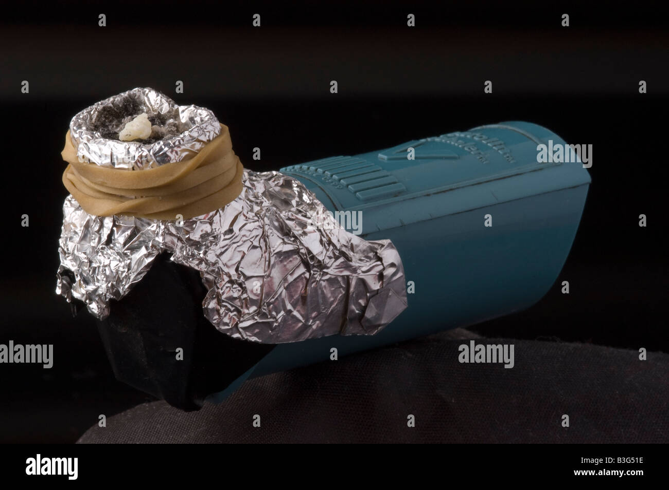 Asthma-Inhalator verwendet wird, um das Rauchen von Crack-Kokain ...