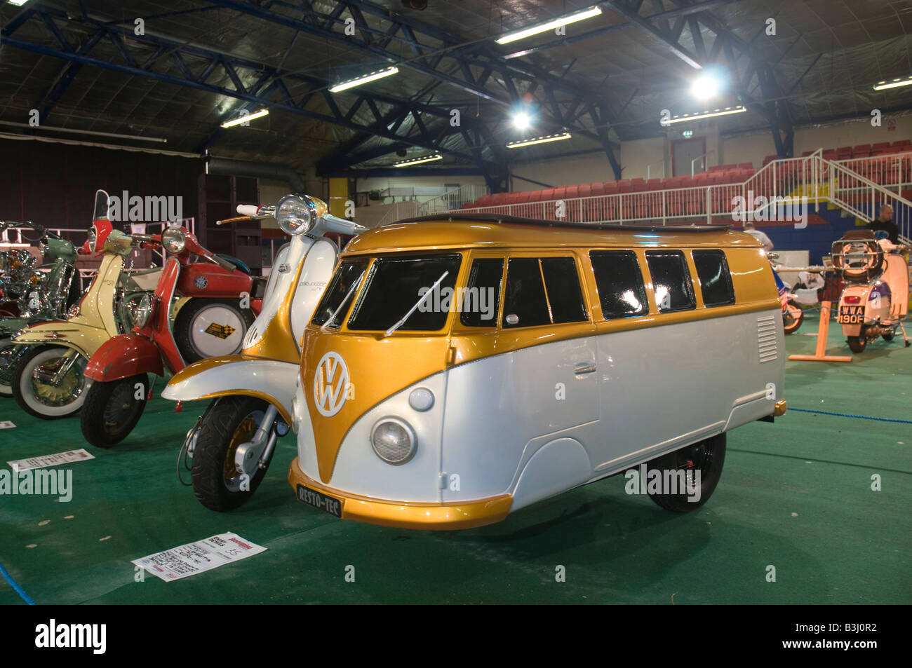 Vespa mit beiwagen -Fotos und -Bildmaterial in hoher Auflösung – Alamy