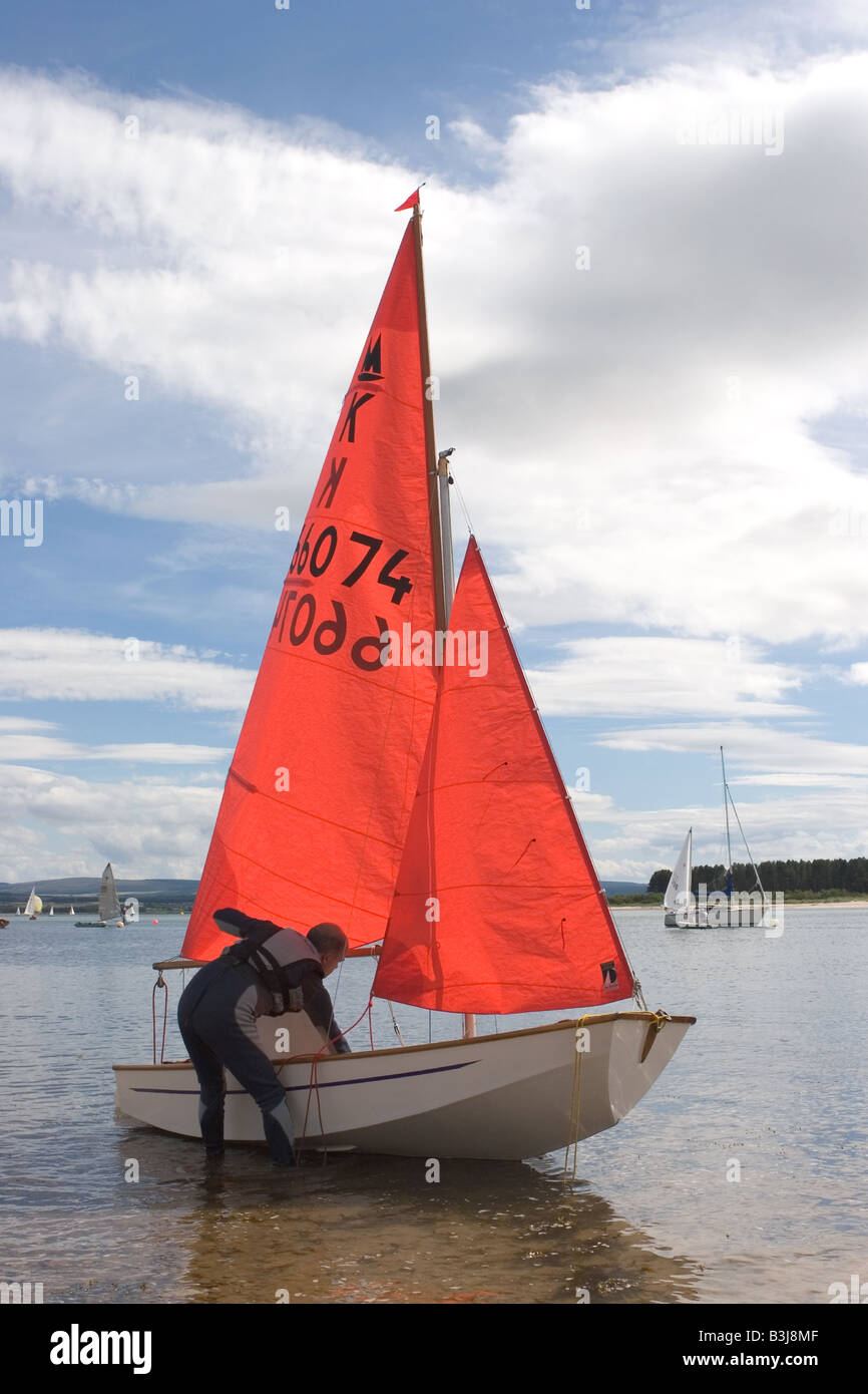 Rote und blaue turnierboote -Fotos und -Bildmaterial in hoher Auflösung ...