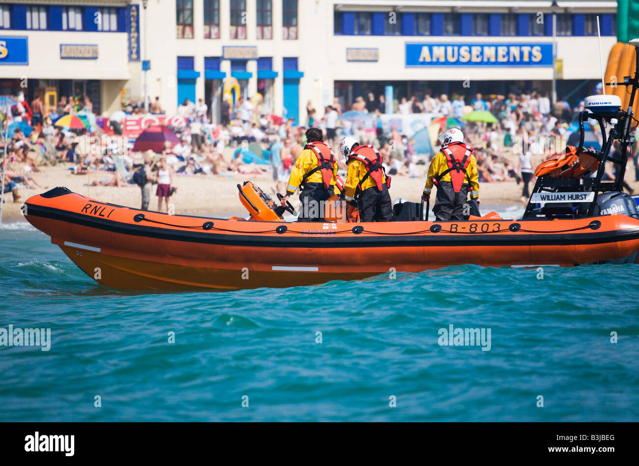 Rettungsboot in aktion -Fotos und -Bildmaterial in hoher Auflösung – Alamy