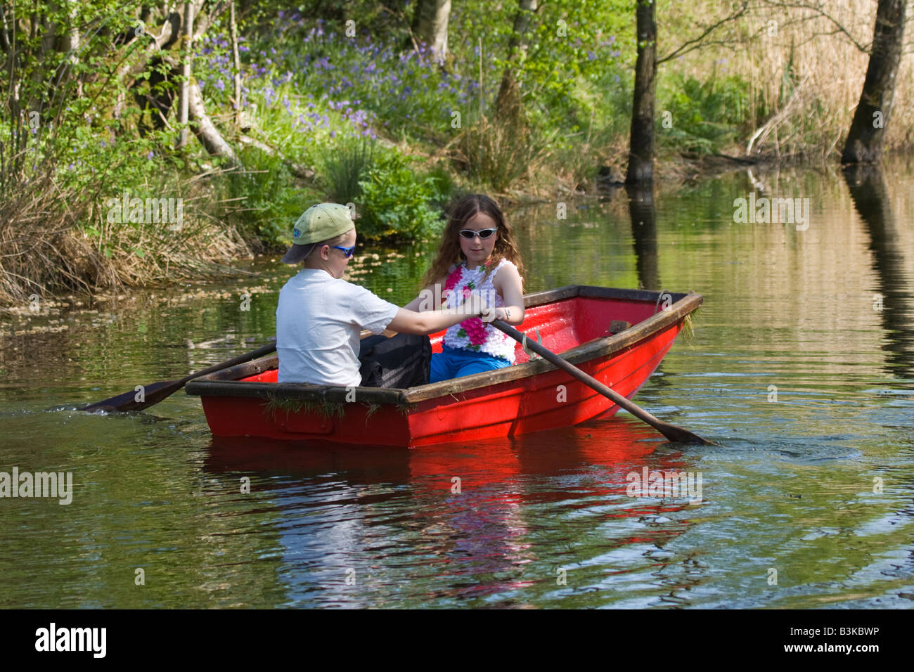 Kinder, die ein boot rudern -Fotos und -Bildmaterial in hoher Auflösung ...