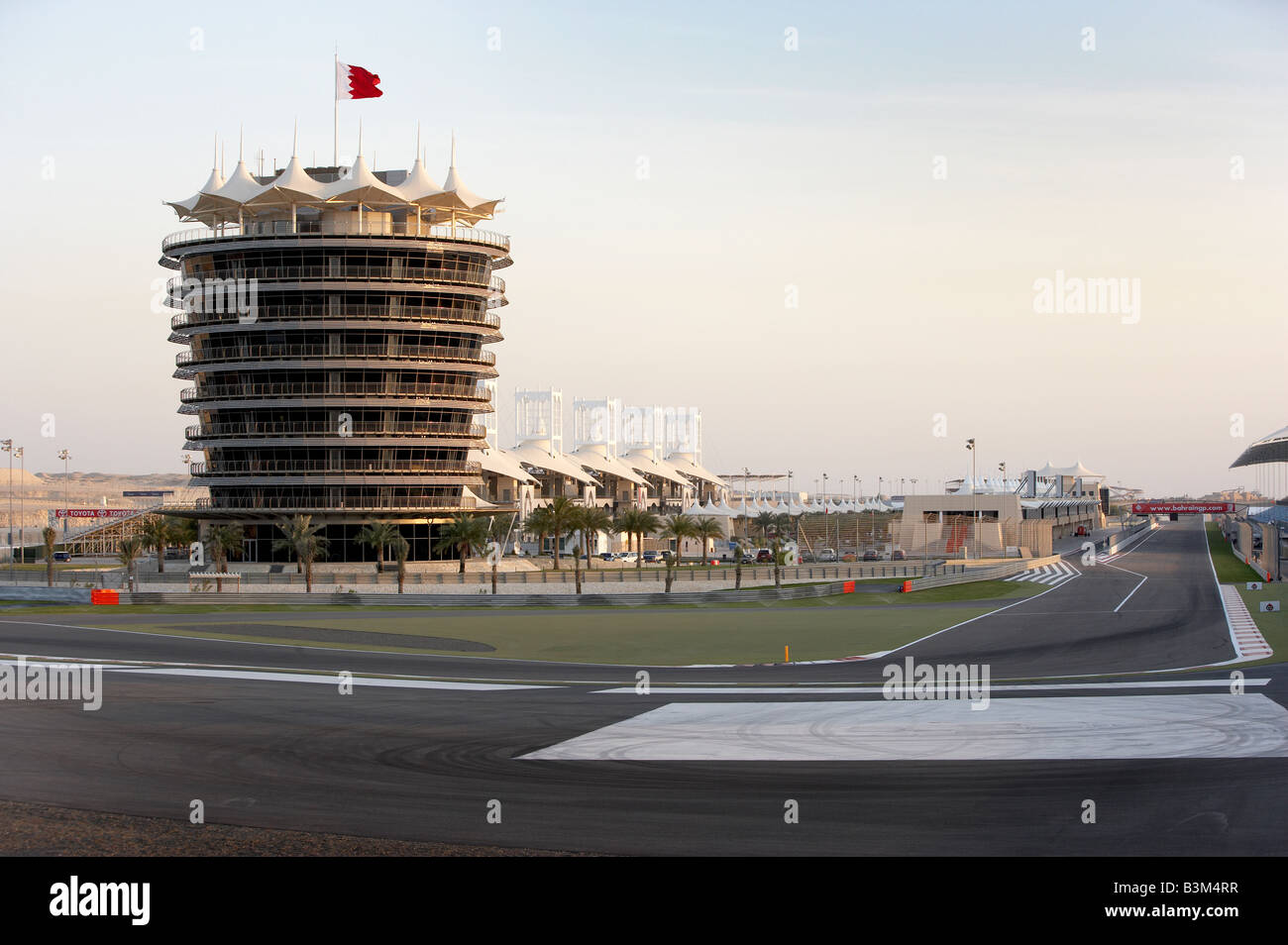 Sakhir Turm auf dem Bahrain International Circuit. Zeigt die ...