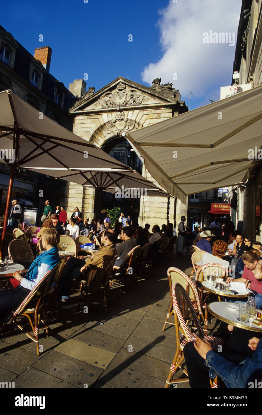 Frankreich-Bordeaux-Cafe von ehemaligen Stadttor auf Porte Dijeaux in ...
