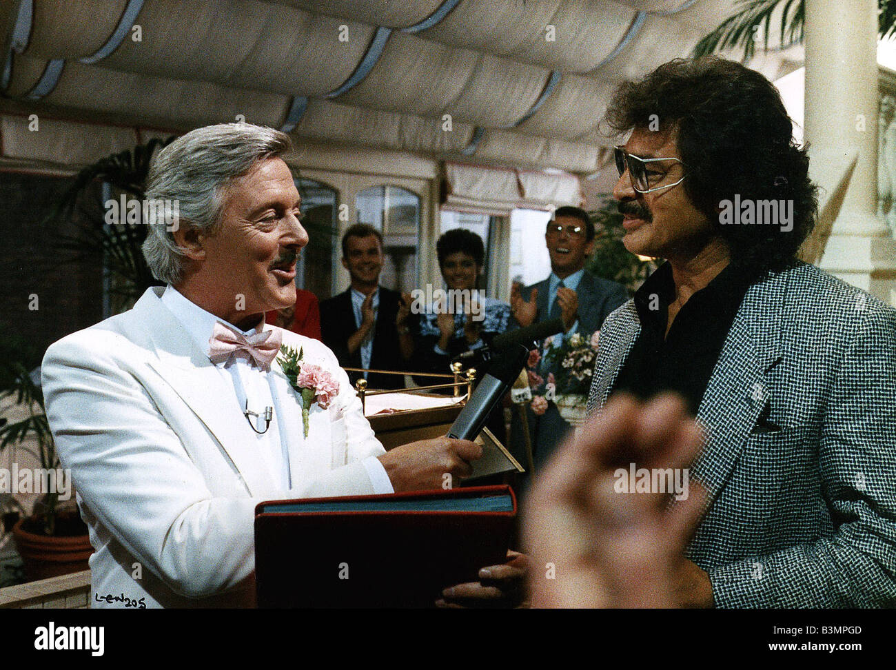 Fernsehmoderator michael aspel -Fotos und -Bildmaterial in hoher ...